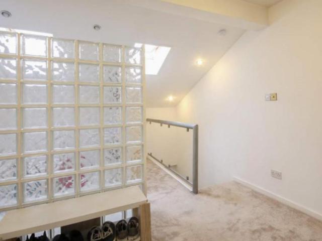 For Rent 4 Bedroom Shared Living/roommate London London DLS90563701