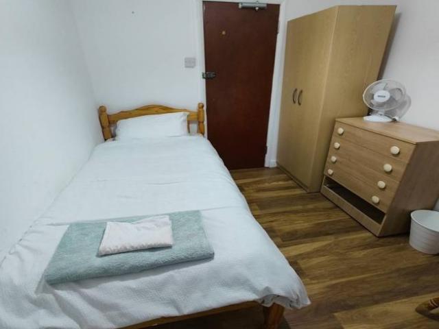 For Rent 4 Bedroom Shared Living/roommate London London DS90244131