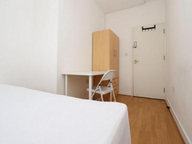 For Rent 4 Bedroom Shared Living/roommate London London DS90559557