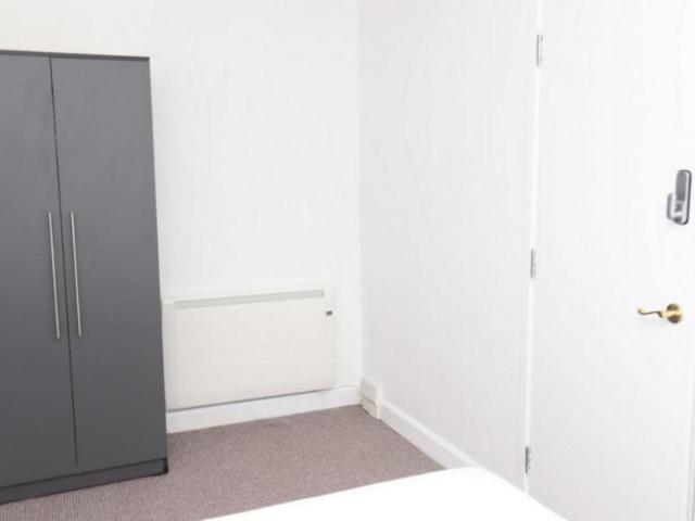For Rent 4 Bedroom Shared Living/roommate London London DS90559565