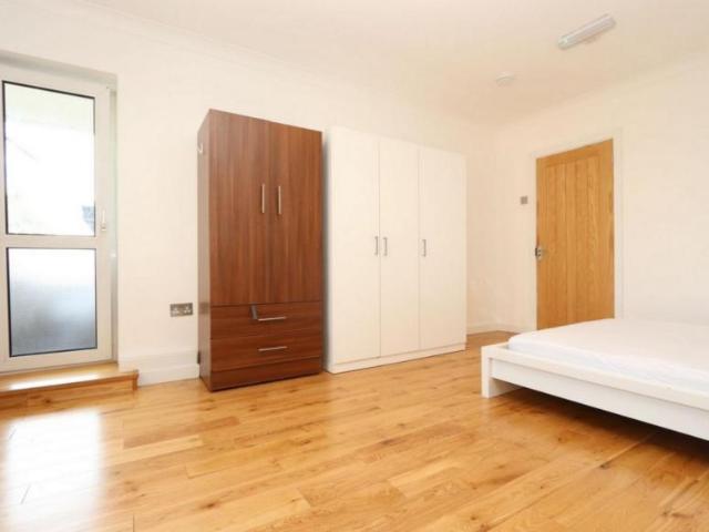 For Rent 4 Bedroom Shared Living/roommate London London DS90559506