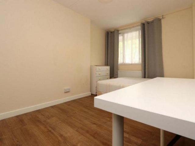 For Rent 4 Bedroom Shared Living/roommate London London DS90559527