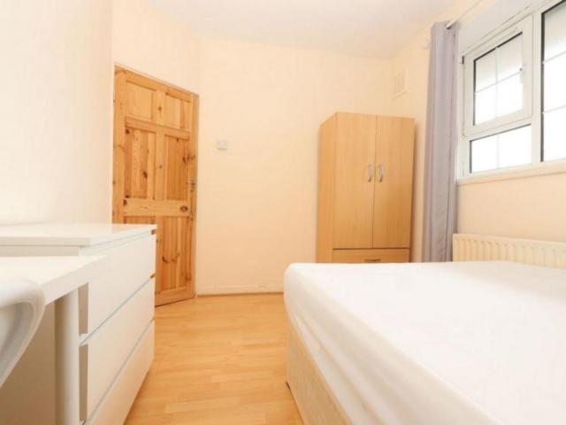 For Rent 4 Bedroom Shared Living/roommate London London DS90559532