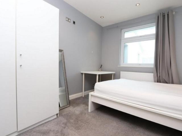 For Rent 4 Bedroom Shared Living/roommate London London DS90559777