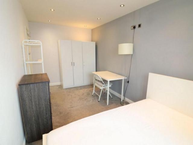 For Rent 4 Bedroom Shared Living/roommate London London DS90559779