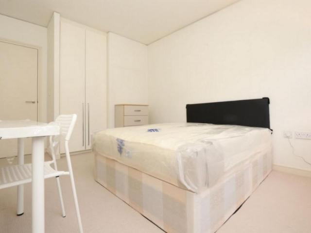 For Rent 4 Bedroom Shared Living/roommate London London DS90559932