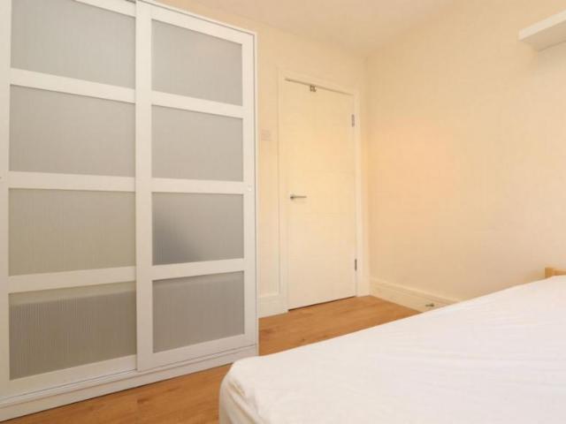 For Rent 4 Bedroom Shared Living/roommate London London DS90559935