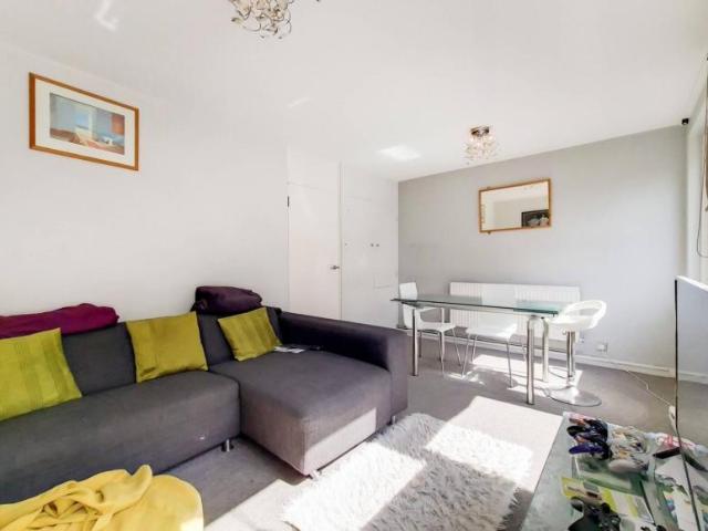 For Rent 4 Bedroom Shared Living/roommate London London DS90560070