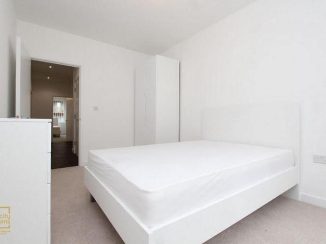 For Rent 4 Bedroom Shared Living/roommate London London DS90560100