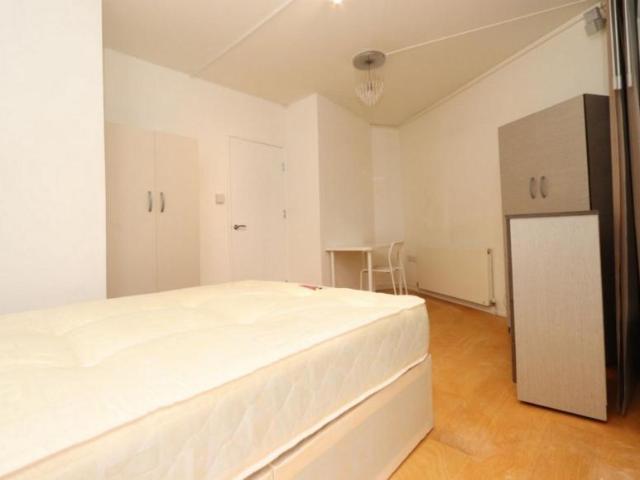 For Rent 4 Bedroom Shared Living/roommate London London DS90560204
