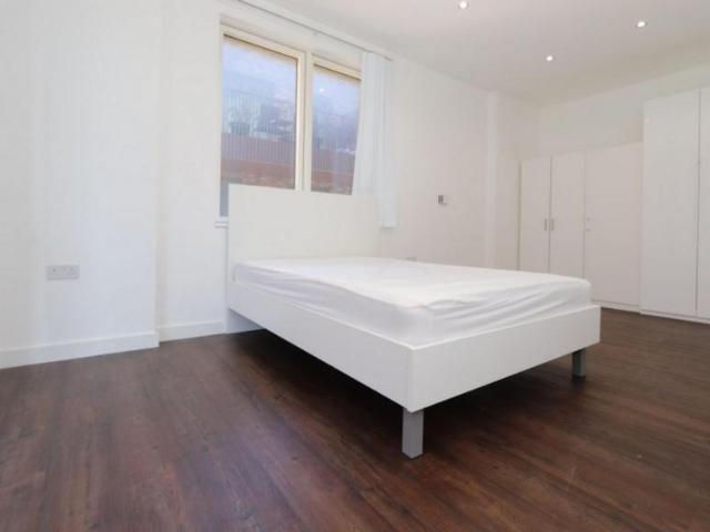 For Rent 4 Bedroom Shared Living/roommate London London DS90560339