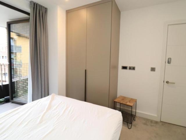 For Rent 4 Bedroom Shared Living/roommate London London DS90560613