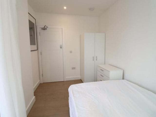 For Rent 4 Bedroom Shared Living/roommate London London DS90560610