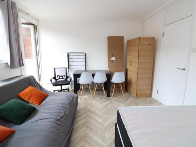 For Rent 4 Bedroom Shared Living/roommate London London DS90561236