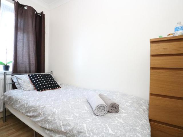 For Rent 4 Bedroom Shared Living/roommate London London DS90562095