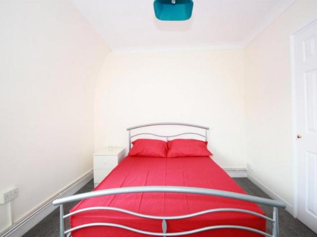 For Rent 4 Bedroom Shared Living/roommate London London DS90562832