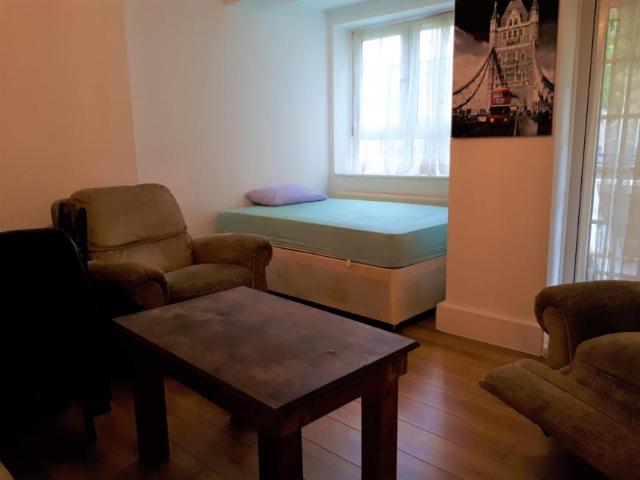 For Rent 4 Bedroom Shared Living/roommate London London DS90563060