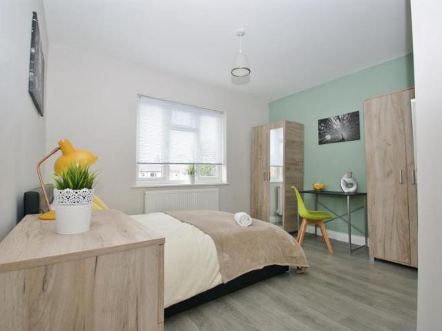 For Rent 4 Bedroom Shared Living/roommate London London DS90563294
