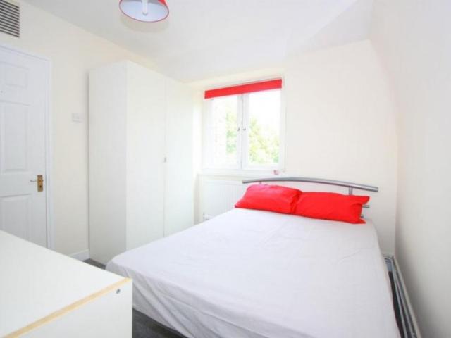 For Rent 4 Bedroom Shared Living/roommate London London DS90563210