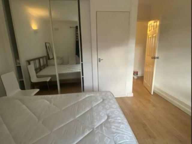 For Rent 4 Bedroom Shared Living/roommate London London DS90563537