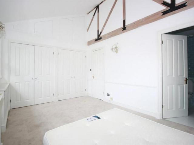 For Rent 4 Bedroom Shared Living/roommate London London DS90563677