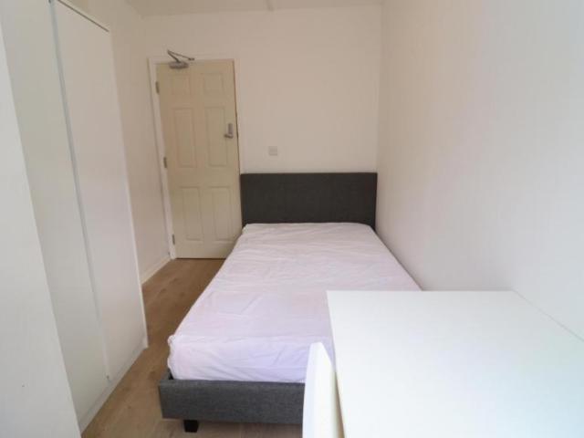 For Rent 4 Bedroom Shared Living/roommate London London DS90563773