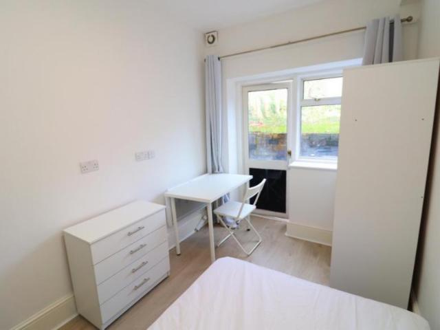 For Rent 4 Bedroom Shared Living/roommate London London DS90563770