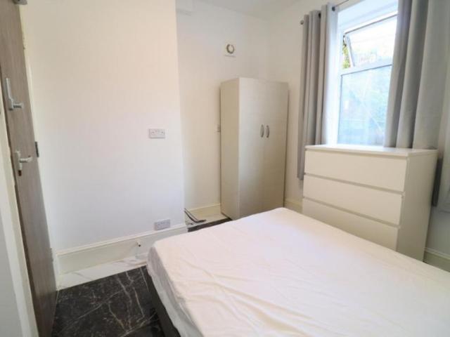 For Rent 4 Bedroom Shared Living/roommate London London DS90563772