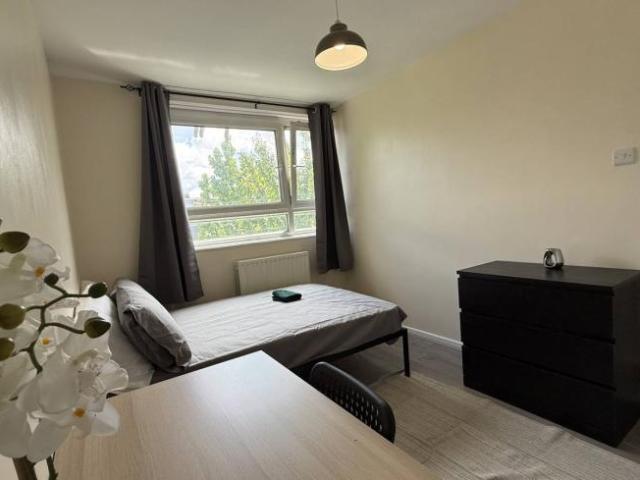 For Rent 4 Bedroom Shared Living/roommate London London DS90986323