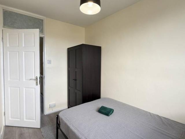 For Rent 4 Bedroom Shared Living/roommate London London DS90986328