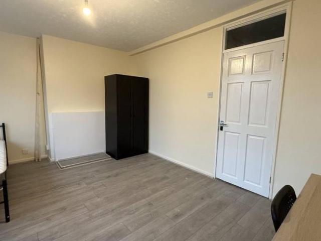 For Rent 4 Bedroom Shared Living/roommate London London DS90986329