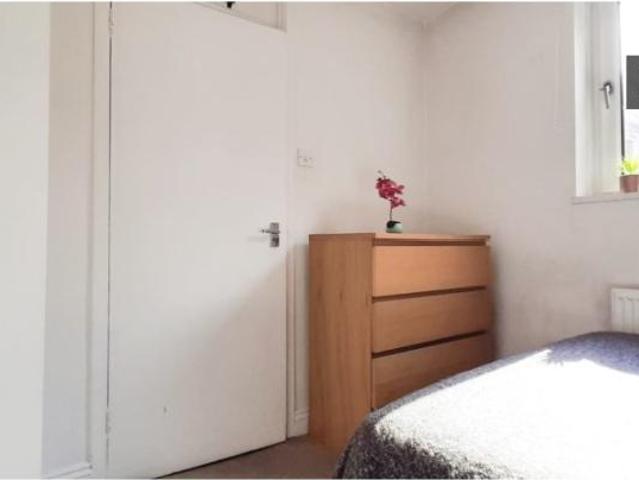For Rent 4 Bedroom Shared Living/roommate London London DS94387431