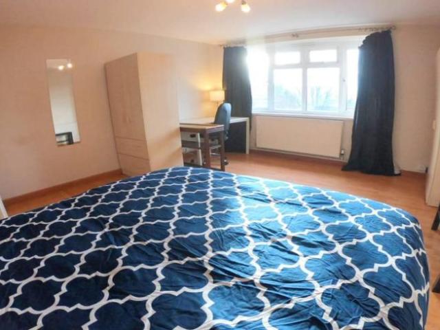 For Rent 4 Bedroom Shared Living/roommate London London DS95514812