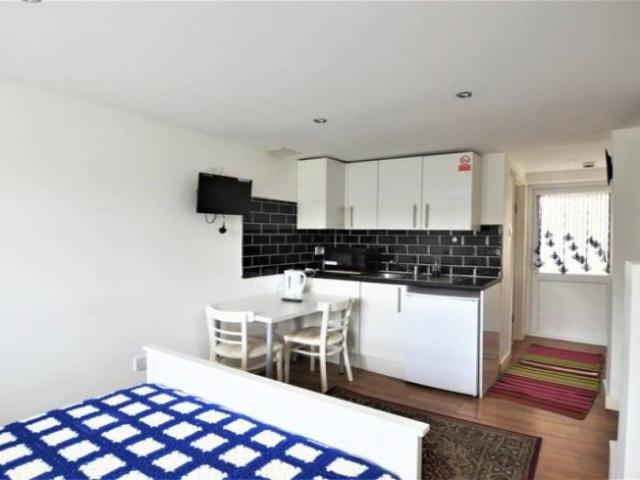 For Rent 4 Bedroom Shared Living/roommate London London DS101737508