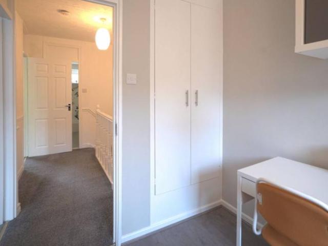 For Rent 4 Bedroom Shared Living/roommate London London DS101823794