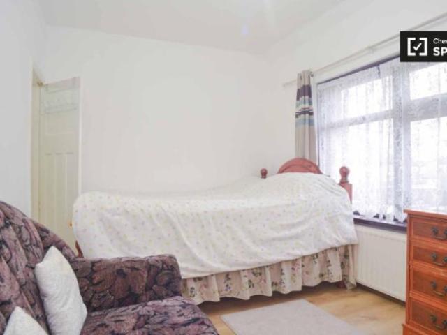 For Rent 4 Bedroom Shared Living/roommate London London DS101835027