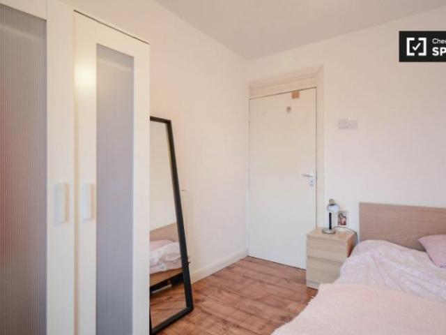 For Rent 4 Bedroom Shared Living/roommate London London DS101838380