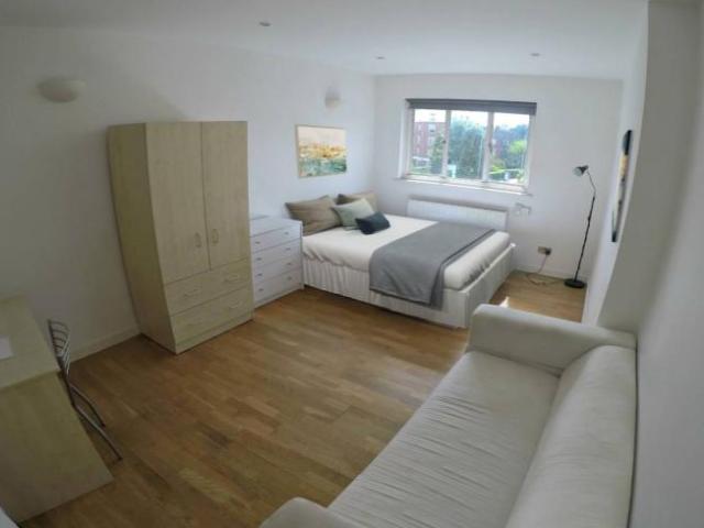 For Rent 4 Bedroom Shared Living/roommate London London DS101839098