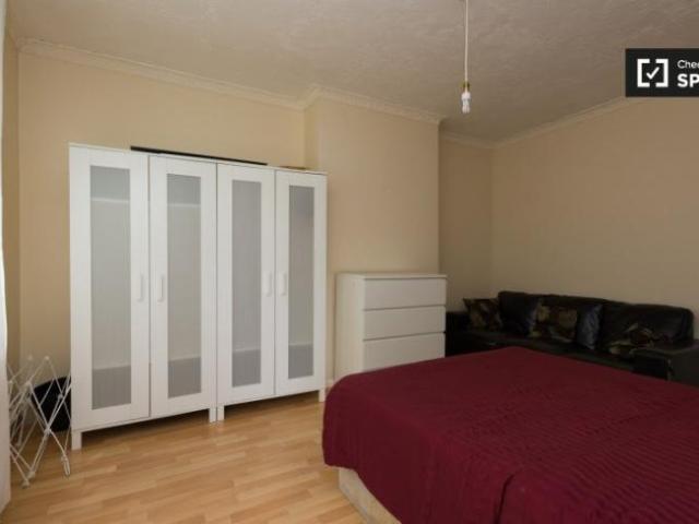 For Rent 4 Bedroom Shared Living/roommate London London DS101840532