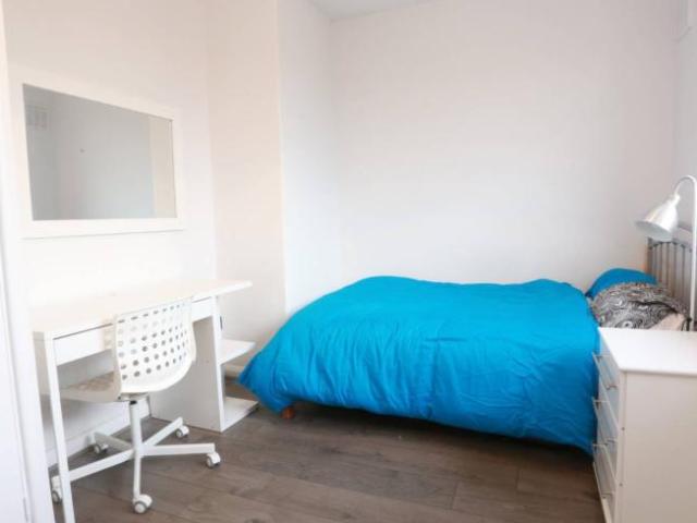 For Rent 4 Bedroom Shared Living/roommate London London DS101846523