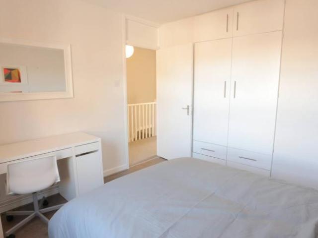 For Rent 4 Bedroom Shared Living/roommate London London DS101846270