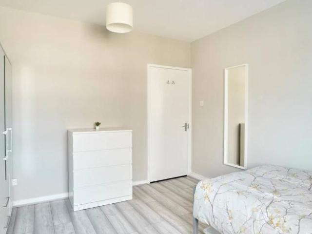 For Rent 4 Bedroom Shared Living/roommate London London DS101850640