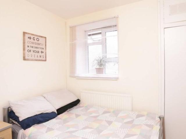 For Rent 4 Bedroom Shared Living/roommate London London DS101852950