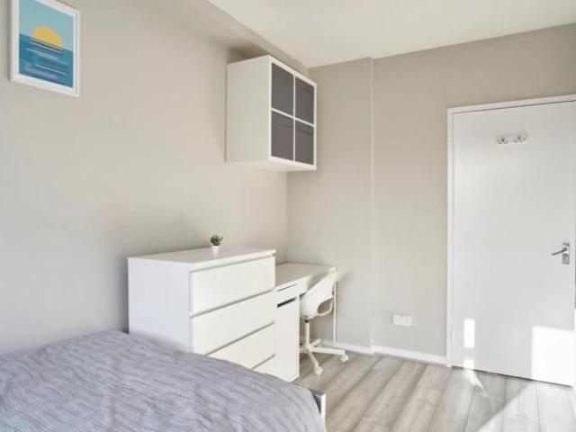 For Rent 4 Bedroom Shared Living/roommate London London DS101854829