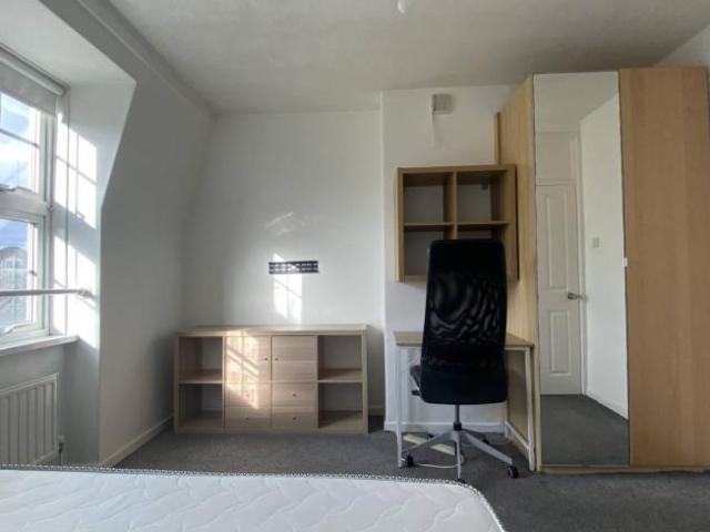 For Rent 4 Bedroom Shared Living/roommate London London DS101307358