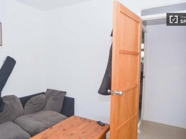 For Rent 4 Bedroom Shared Living/roommate London London DS102055920