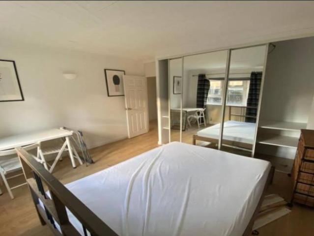 For Rent 4 Bedroom Shared Living/roommate London London DS102056272