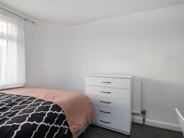 For Rent 4 Bedroom Shared Living/roommate London London DS102250369