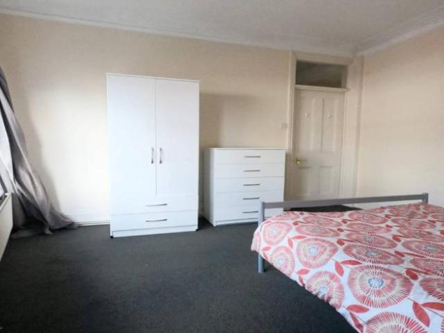For Rent 4 Bedroom Shared Living/roommate London London DS103094345