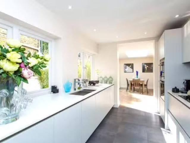 Cheap 4 bedroom property to let in Hannell Road, London, SW6.
